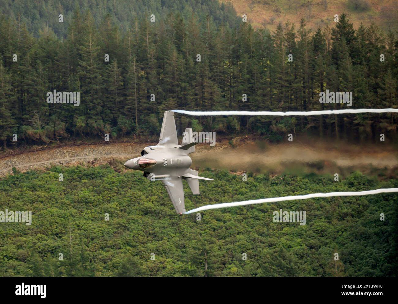 USAF F-35A Lightning II "Horjn" flight from RAF Lakenheath 495th ...
