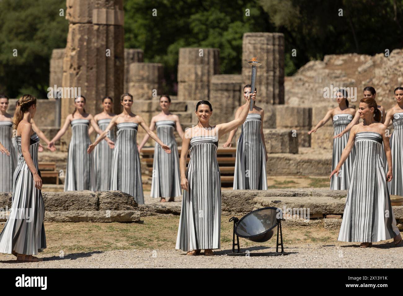 15 April 2024, Greece, Olympia: Actress Mary Mina (M) takes part in the ...