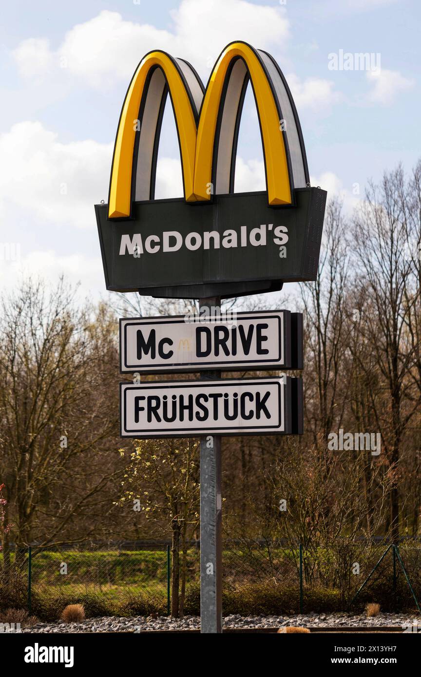 McDonald s Restaurant mit McDrive in dem der Kunde im Auto bedient wird ...