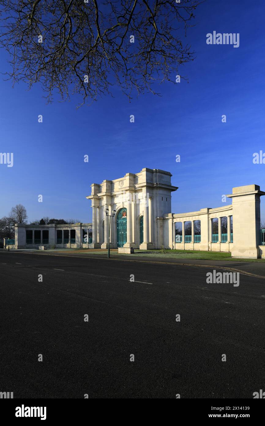 The War Memorial on the Victoria Embankment, Nottingham ...