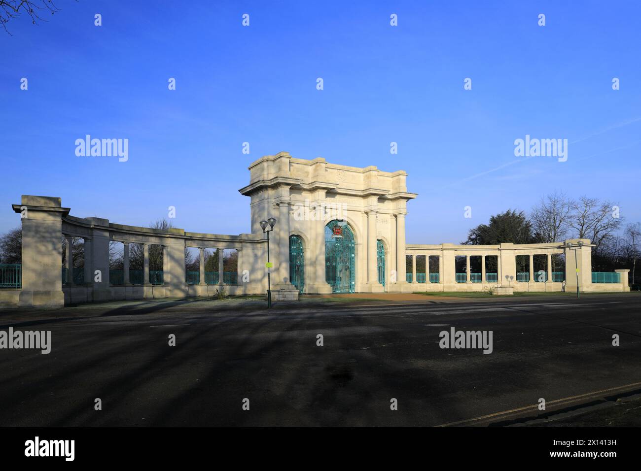 The War Memorial on the Victoria Embankment, Nottingham ...