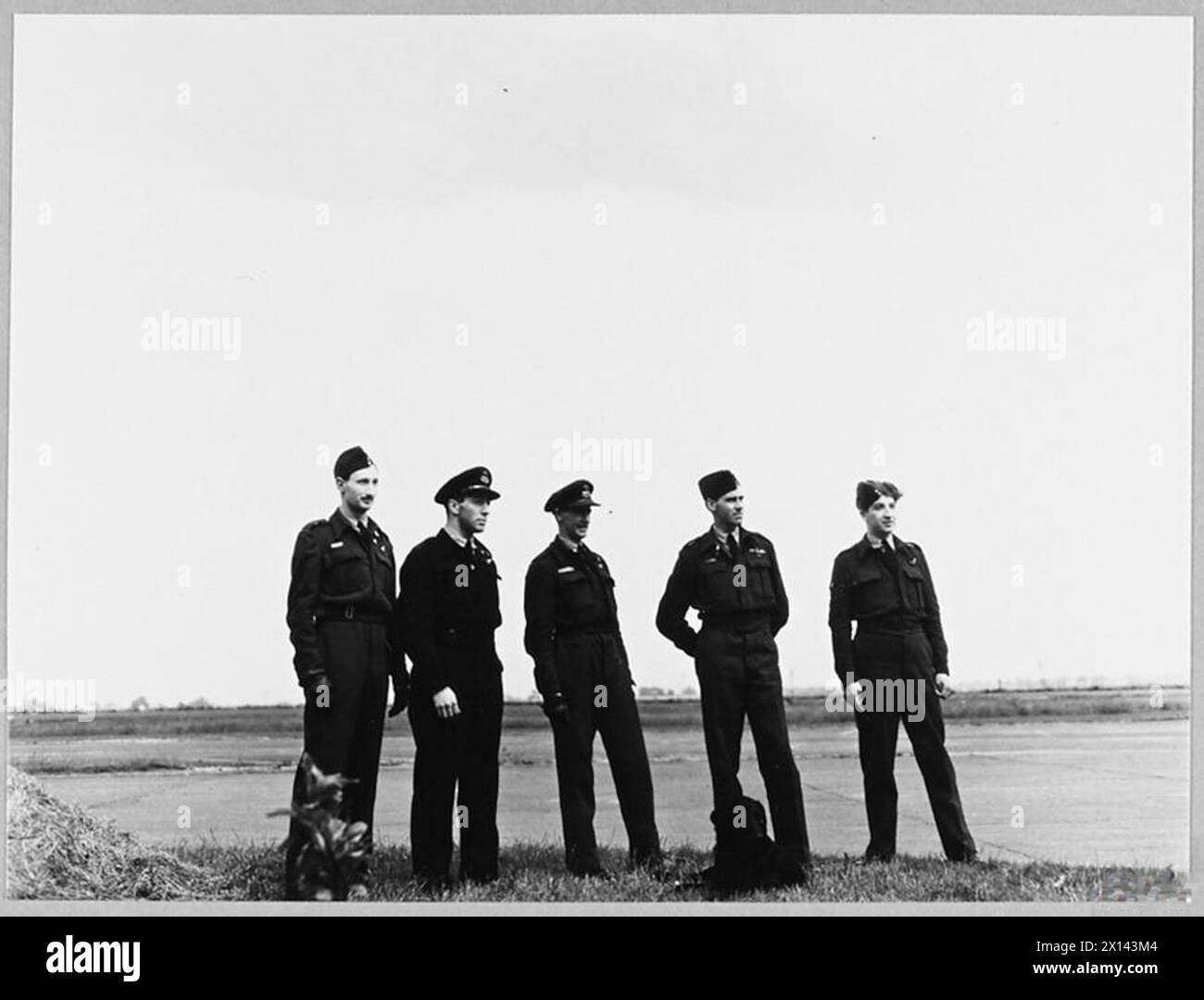 AN AUSTRALIAN SQUADRON COMMANDER AND HIS CREW - Picture (issued 1943 ...