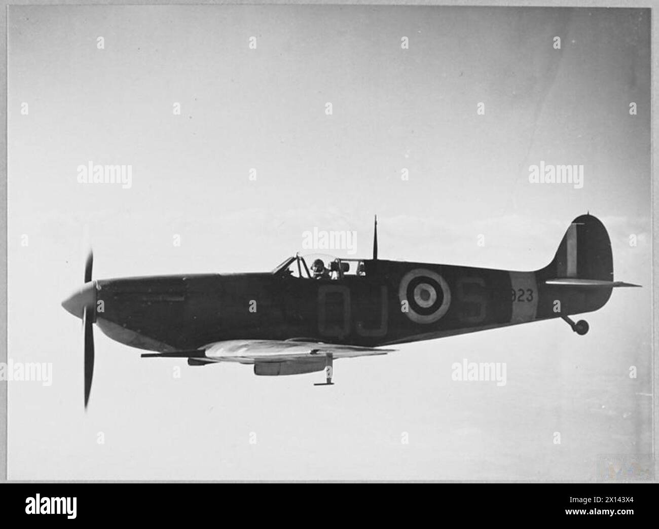 Spitfire cannon hi-res stock photography and images - Alamy