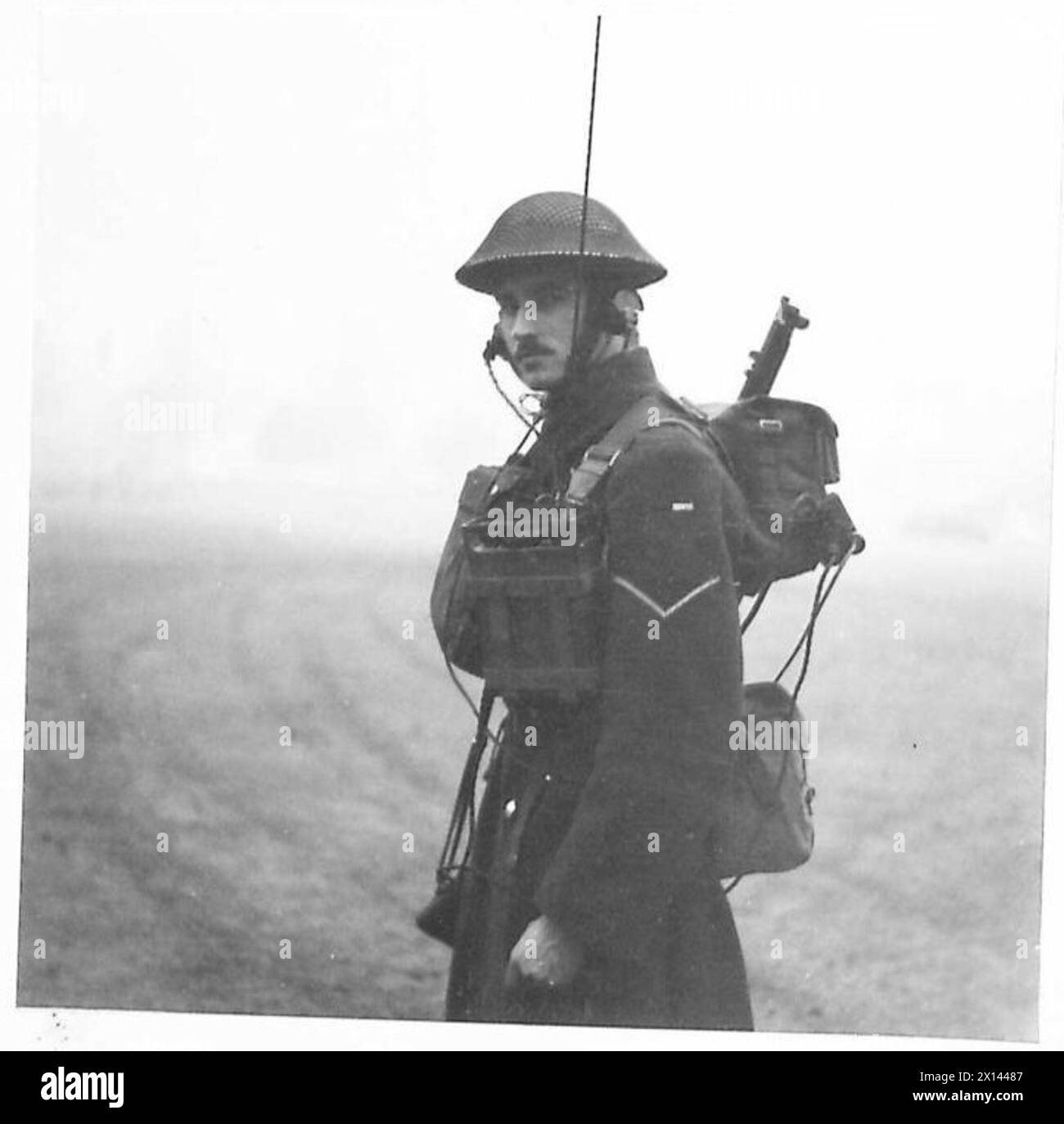 SIGNALMEN PHOTOGRAPHED FOR ARMY BOOKLET - Signalmen photographed going ...