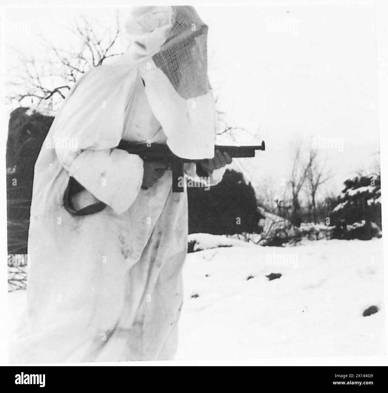 EIGHTH ARMY: NEW ZEALANDERS DEMONSTRATE SNOW CAMOUFLAGE - A Tommy ...