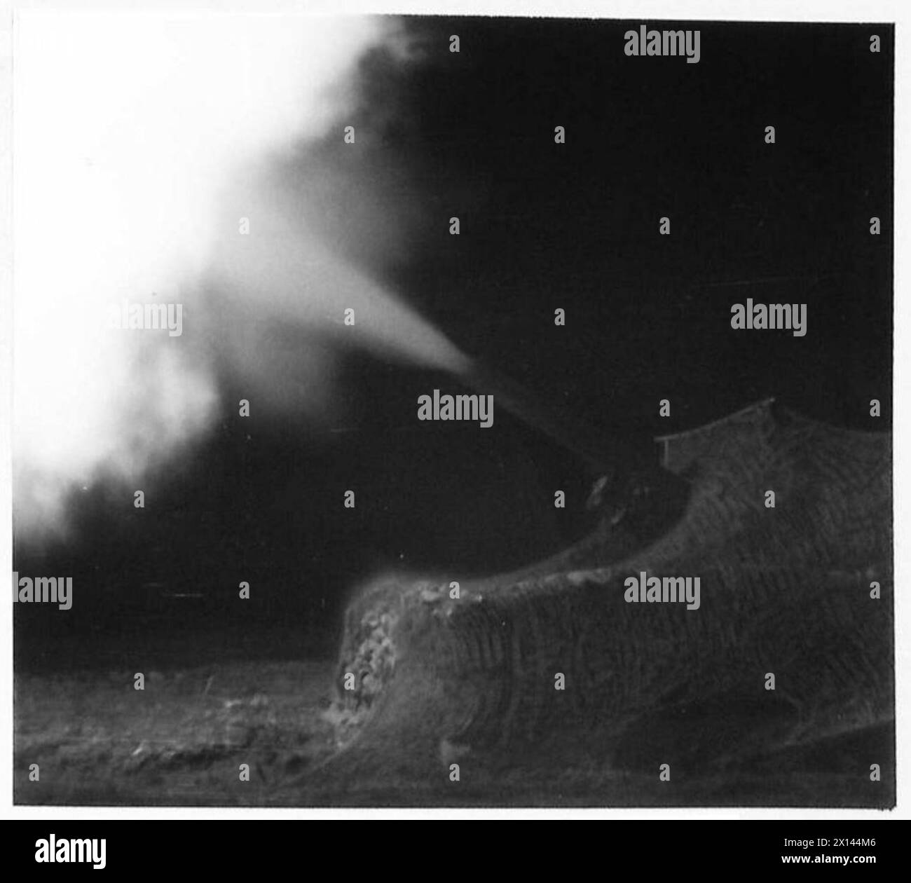 ITALY : THE ASSAULT ON THE GUSTAV LINE - An American 230 mm gun which ...