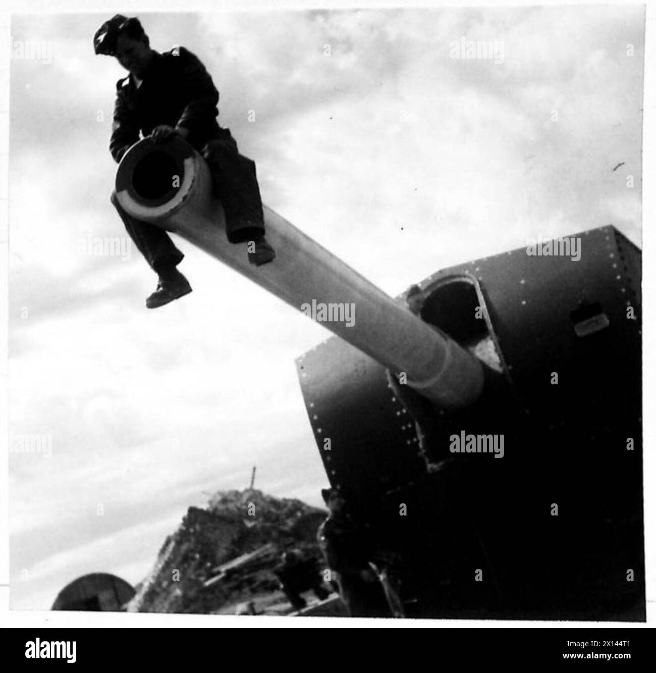 STRENGTHENING BRITAIN'S COAST DEFENCES - Men at work preparing the 8 ...