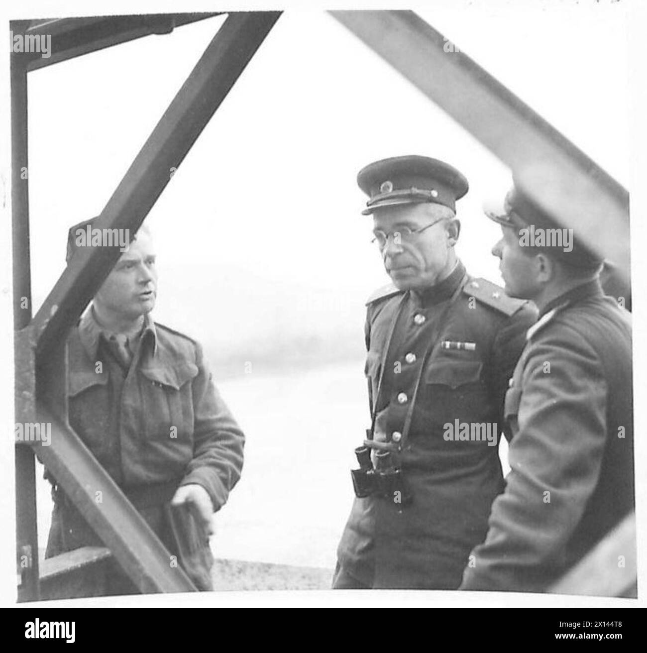 ITALY : EIGHTH ARMY - Major General Vasiliev inspects the Bailey bridge ...