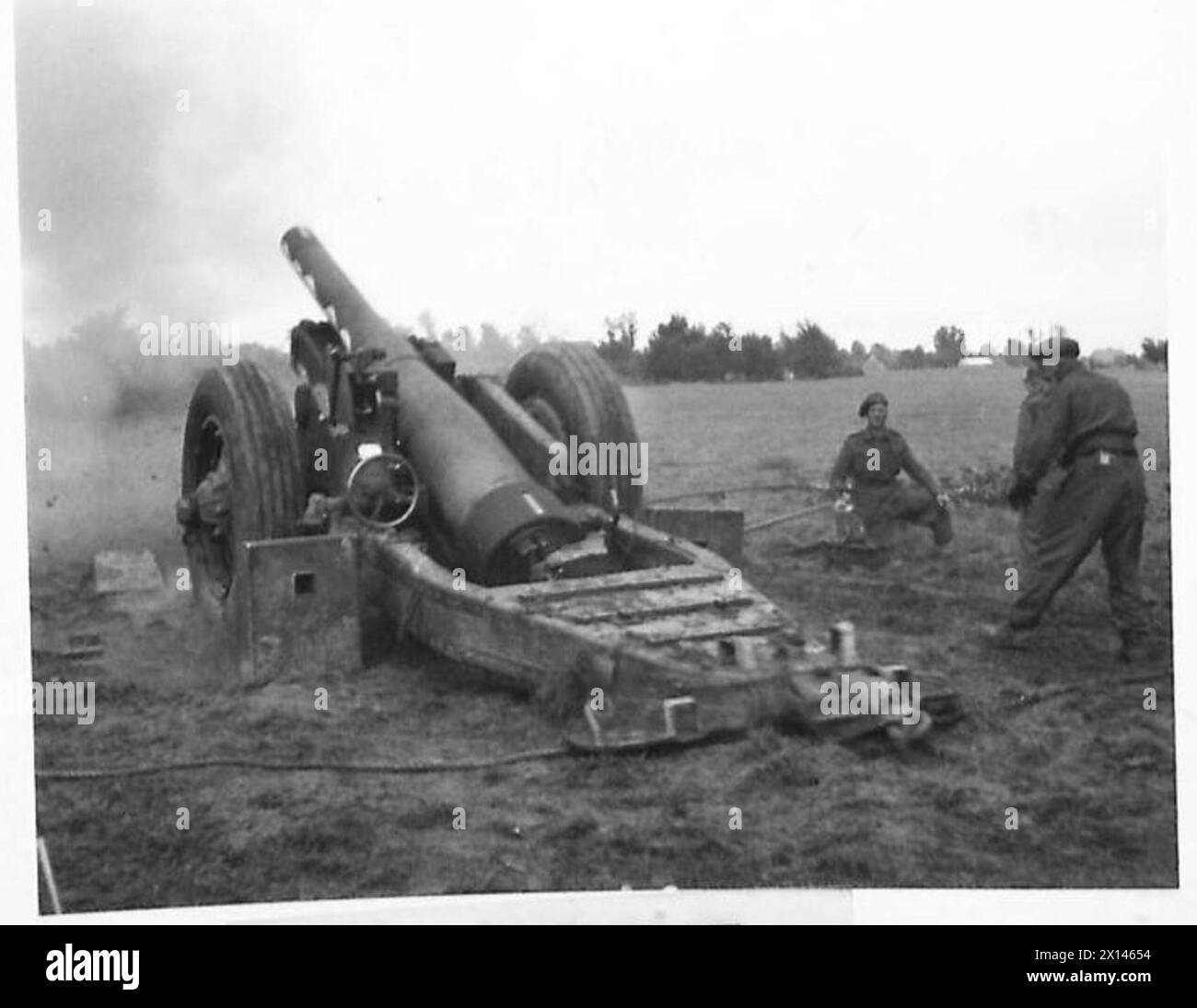 7.2 HOWITZER GUN IN ACTION - The gun in action British Army, 21st Army ...