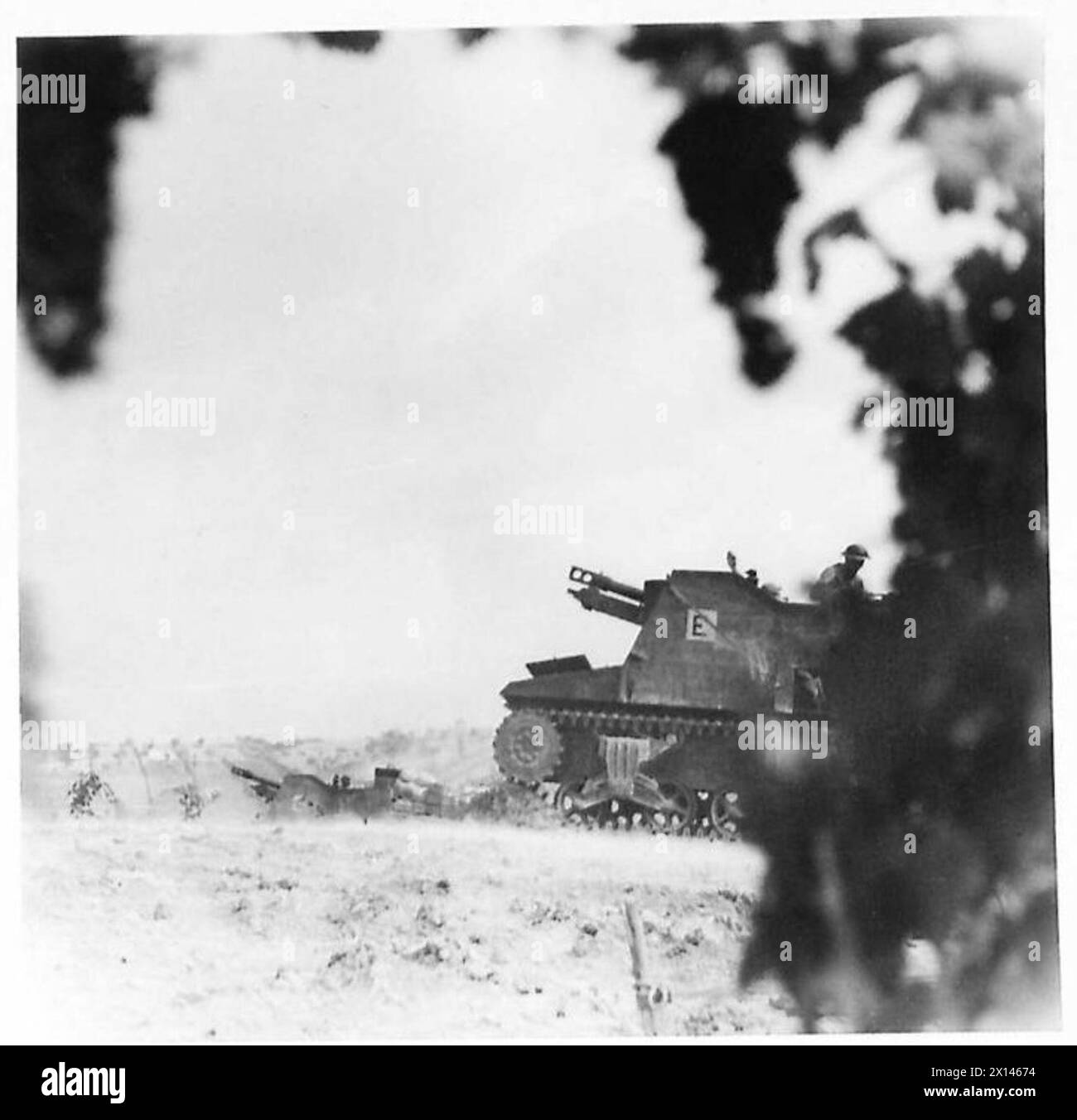 EIGHTH ARMY : VARIOUS - A "Sexton" goes into action in a vineyard ...