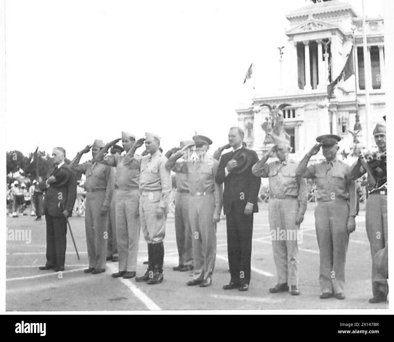 American soldiers national anthem Black and White Stock Photos & Images ...