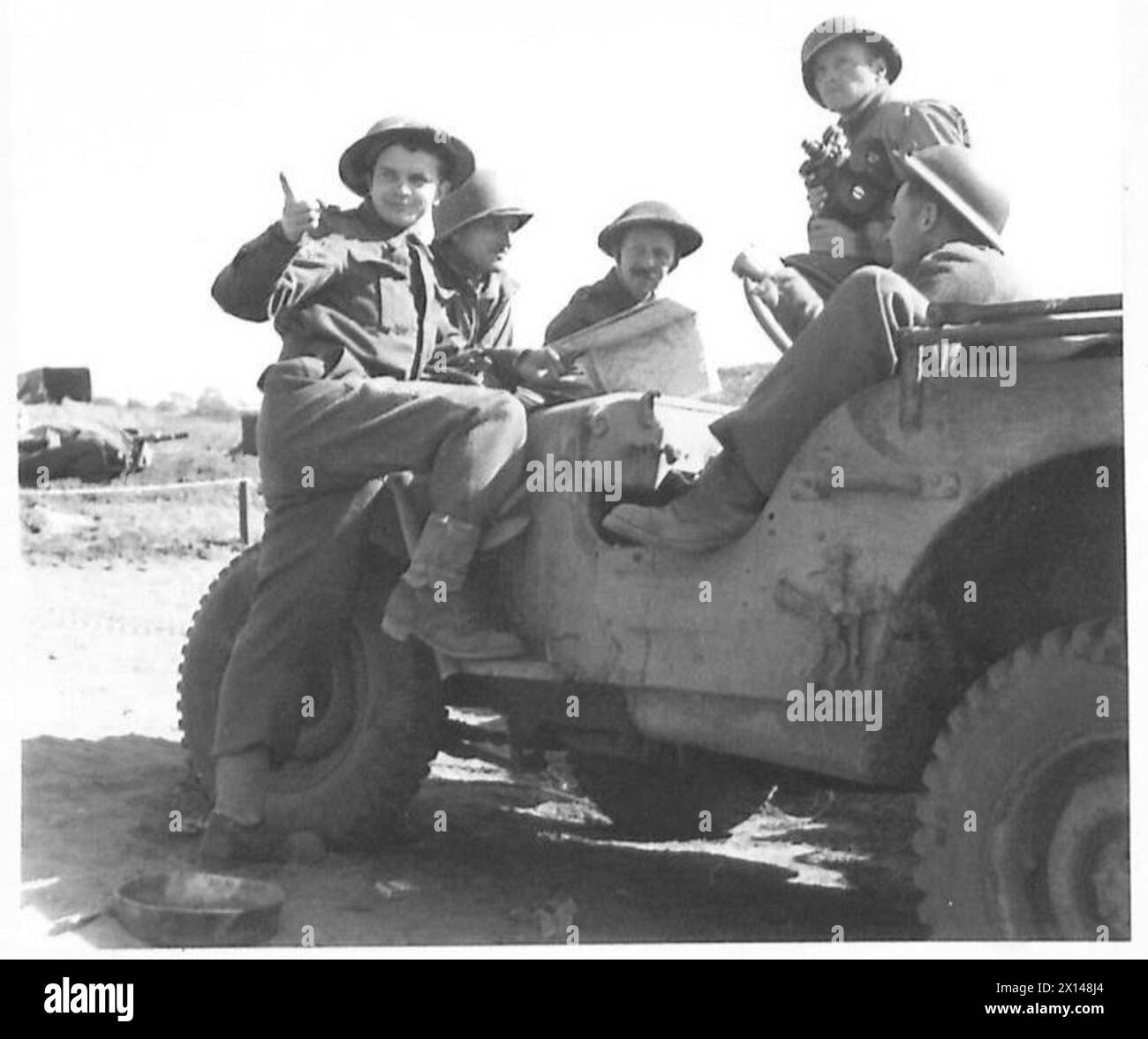 FIFTH ARMY : ANZIO BRIDGEHEAD BRITISH AND U.S. ARMY CAMERAMEN MEET ...