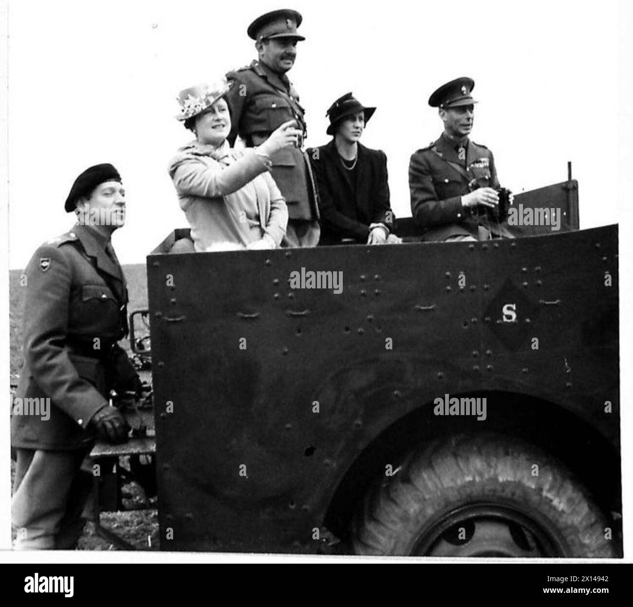 THE KING AND QUEEN AND QUEEN MARY VISIT GUARDS ARMOURED DIVISION - The ...