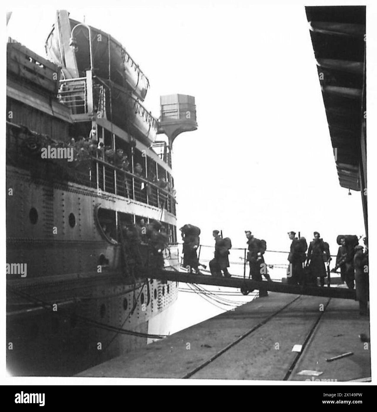 BRITISH AND AMERICAN TROOPS EMBARK - British troops boarding a ...
