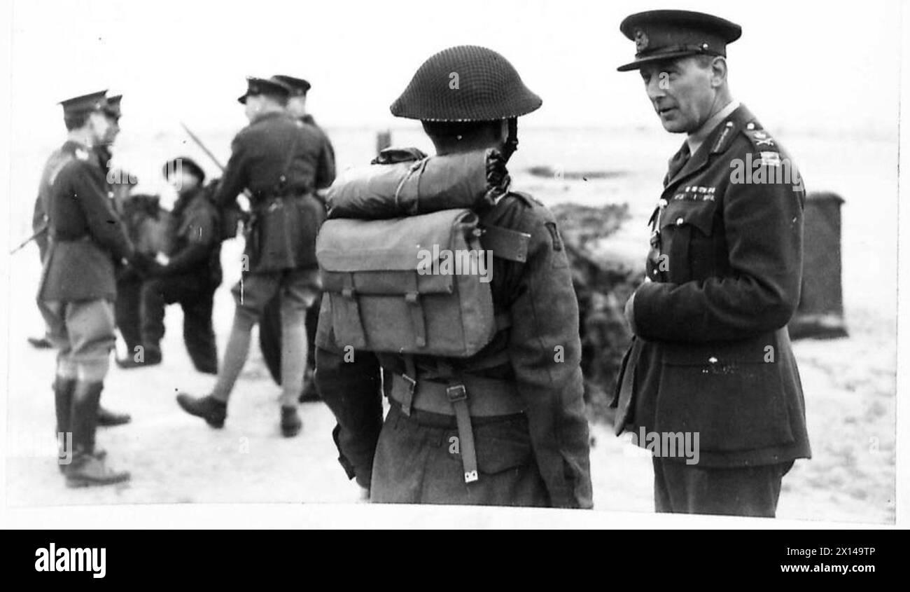 NEW CORPS COMMANDER VISITS HIS AREA - Lt.Gen. Anderson has a word with ...