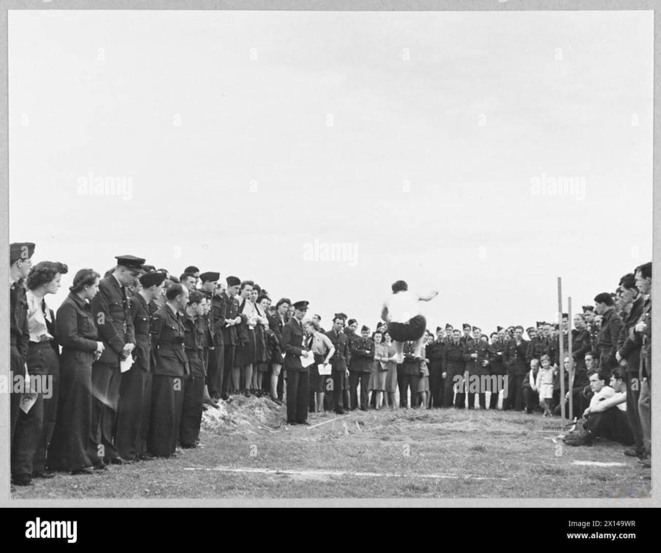 THE ROYAL AIR FORCE 1939-1945 - RAF officers, airmen and WAAFs watching ...