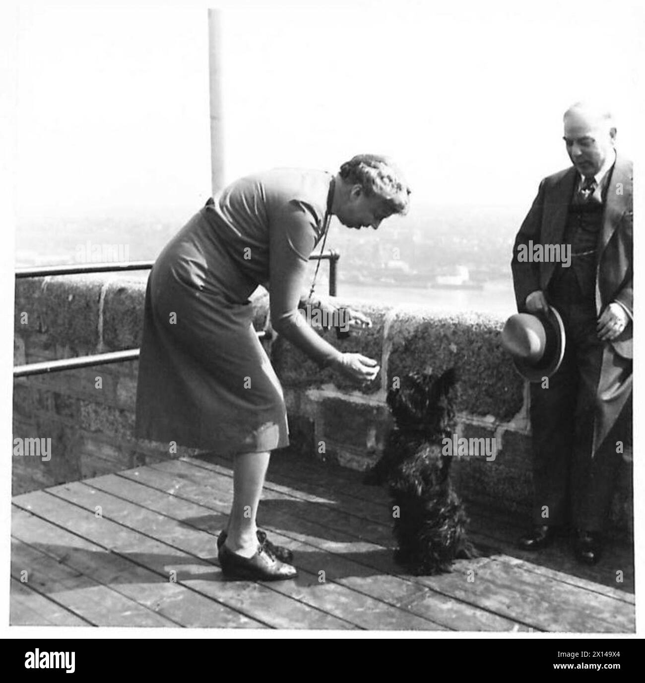 PRESIDENT ROOSEVELT & MR. WINSTON CHURCHILL POSE FOR PHOTOGRAPHERS ON ...