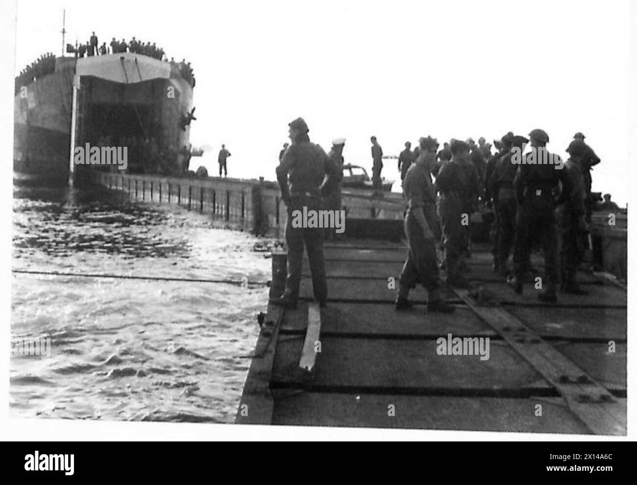 ITALY : ALLIED LANDINGSOUTH OF ROME - LSTs could not get close to the ...