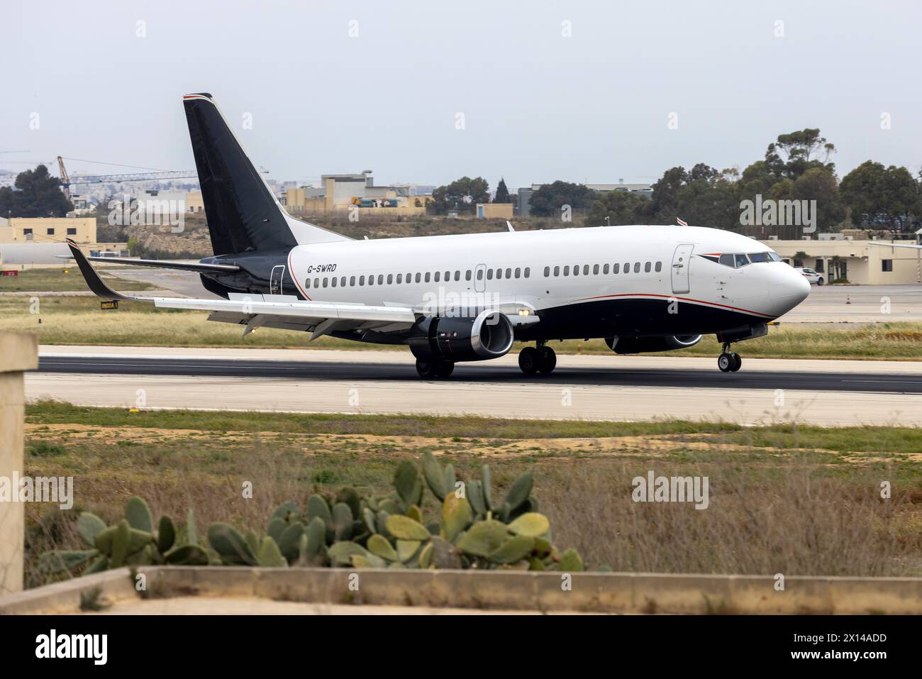 2Excel Aviation Boeing 737-3L9 (REG: G-SWRD) landing as flight BRO21 ...