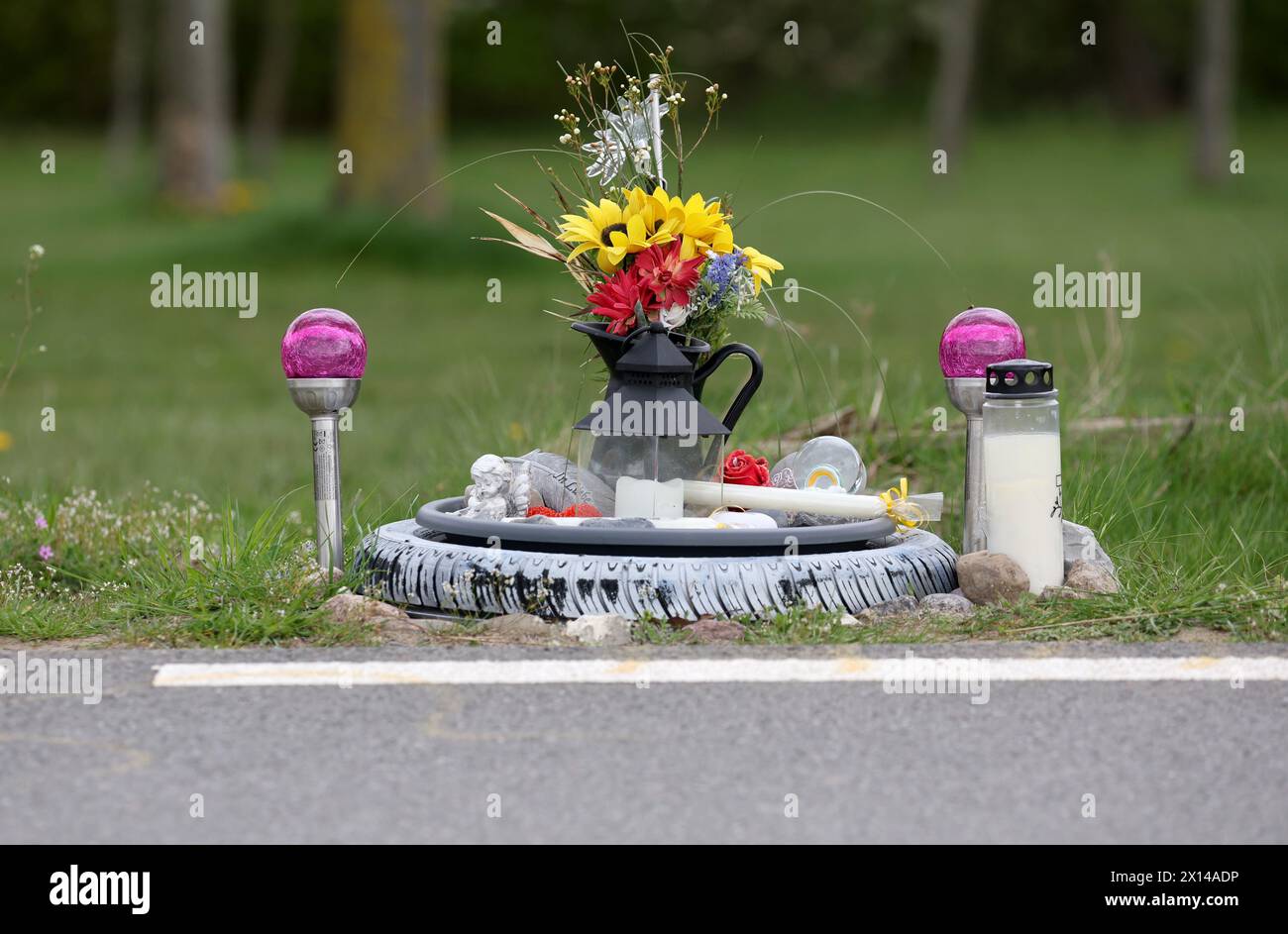 Flowers by road memorial young hi-res stock photography and images - Alamy
