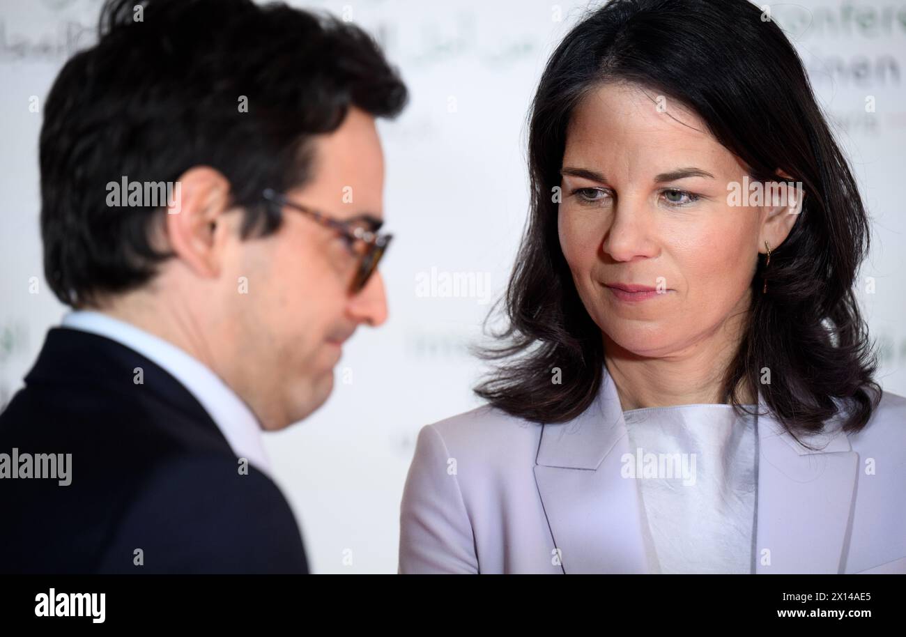 15 April 2024, France, Paris: Annalena Baerbock (r, Alliance 90/The ...