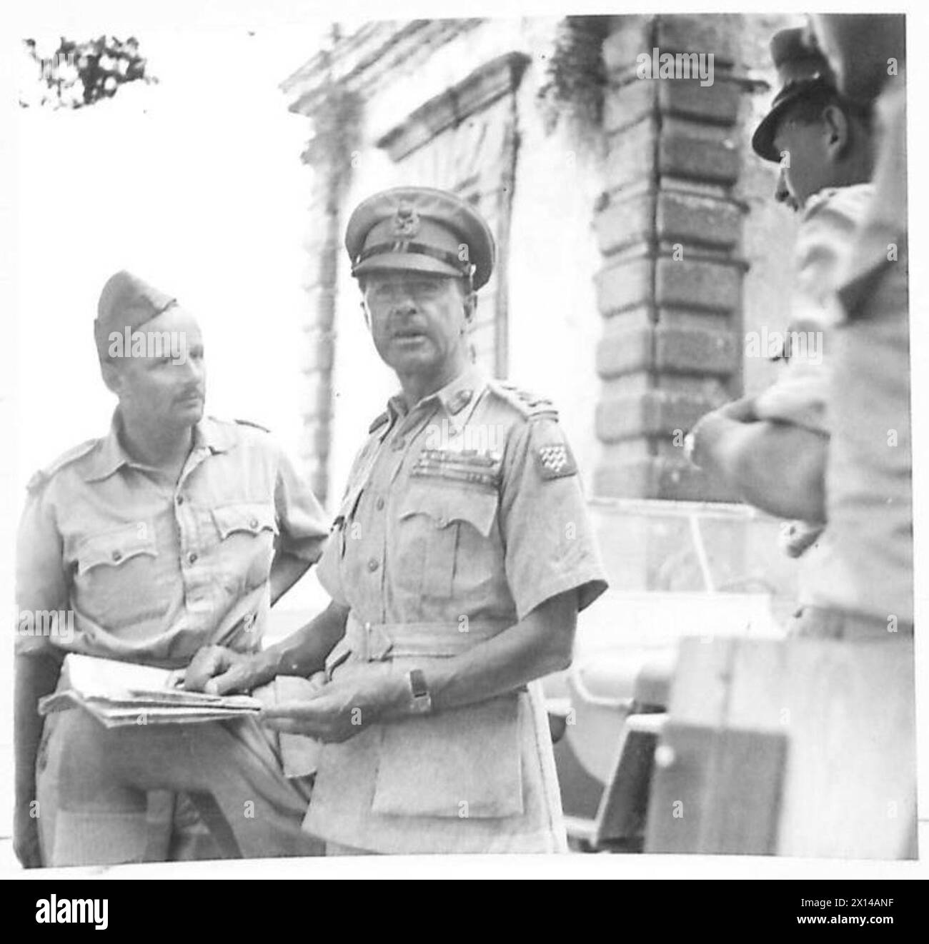 EIGHTH ARMY : GENERAL ALEXANDER INSPECTS ART TREASURES - General ...