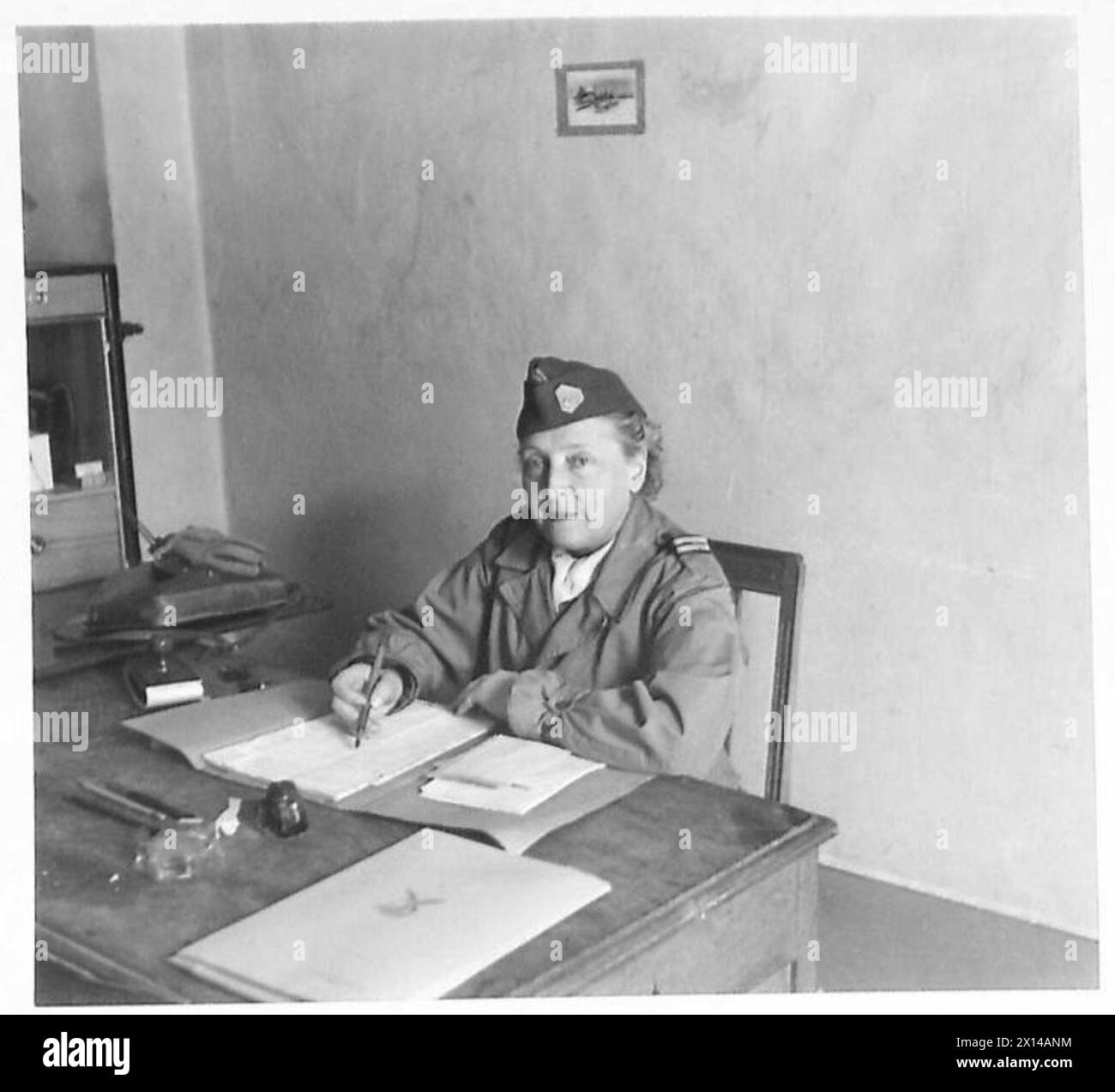 Soldiers in office work Black and White Stock Photos & Images - Alamy