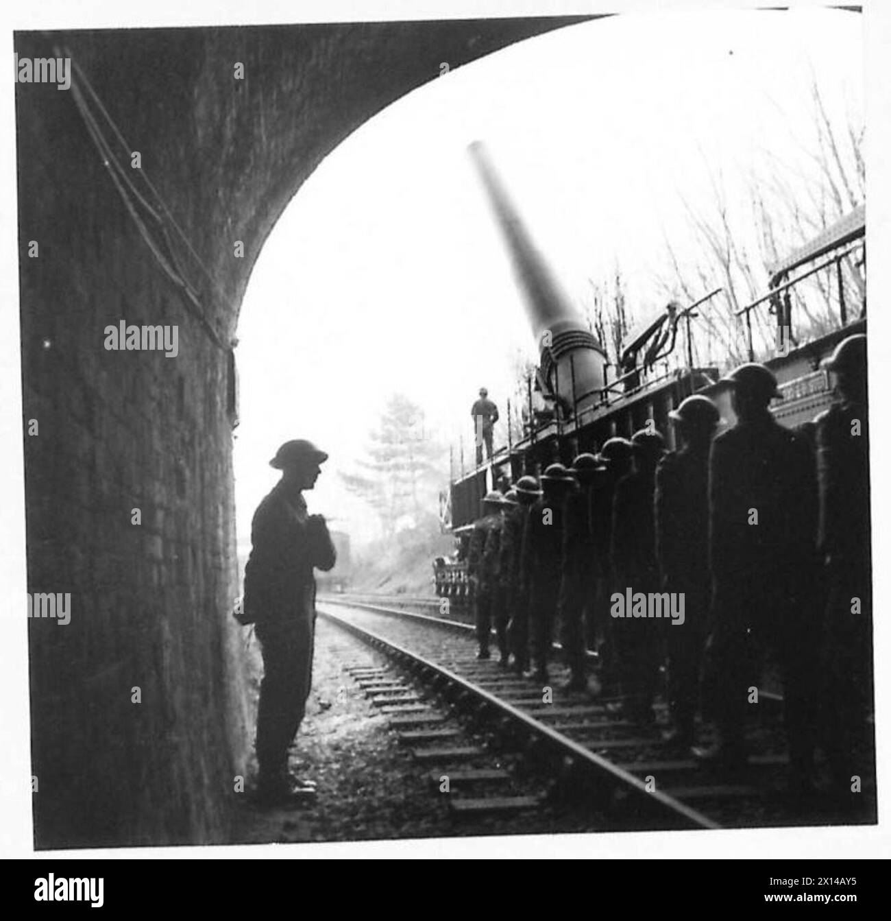 18-inch super heavy railway gun, the world's largest, displayed and ...