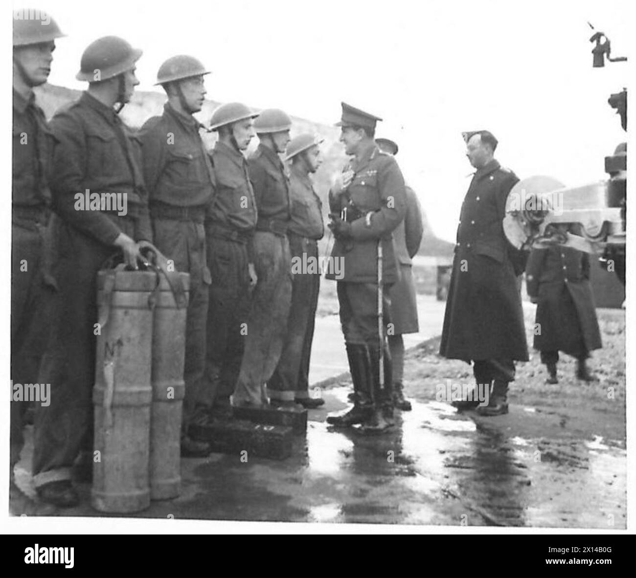 COMMANDER-IN-CHIEF HOME FORCES VISITS WESTERN COMMAND - Gun crews are ...