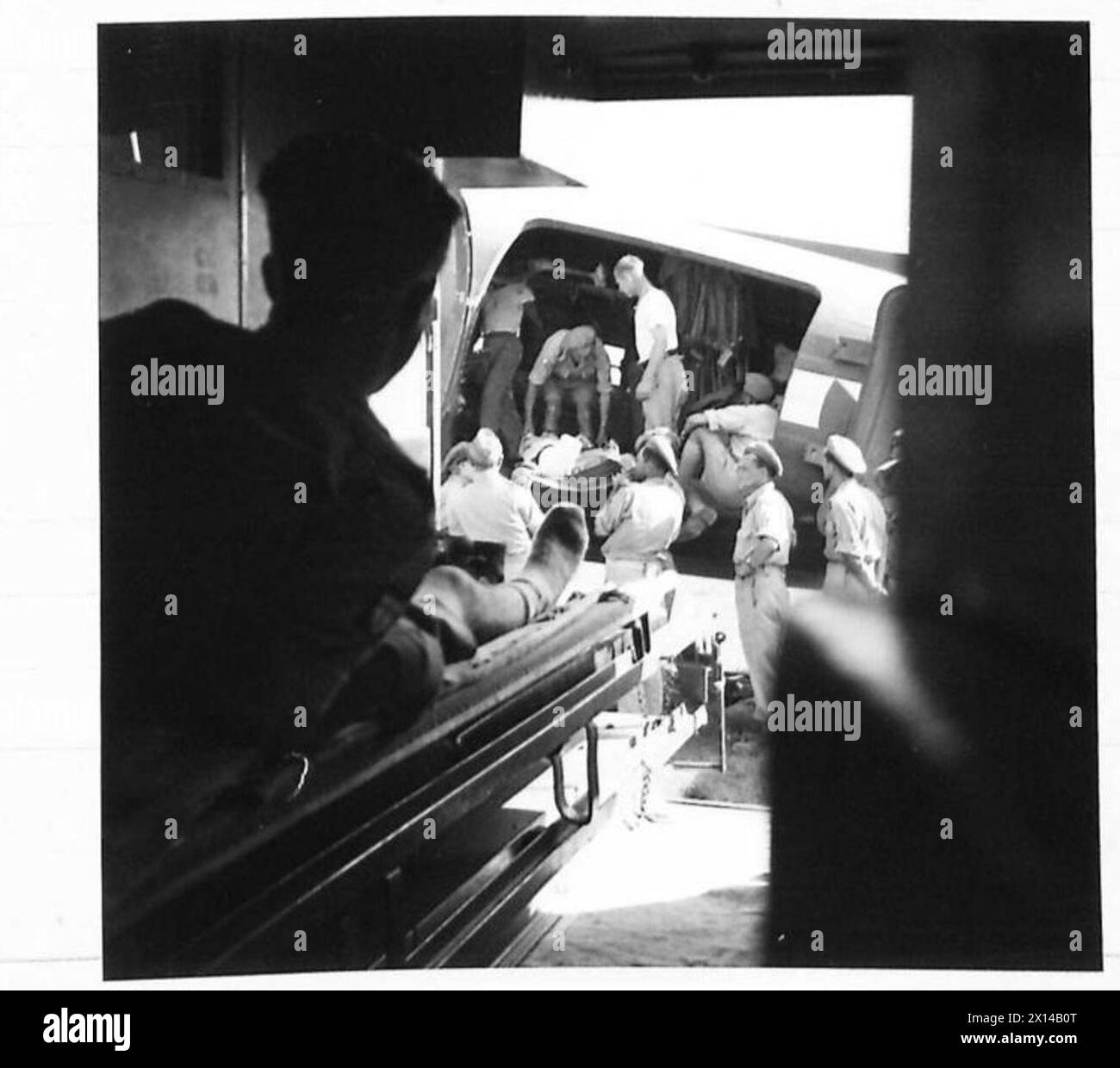 EIGHTH ARMY : ALLIED COOPERATION ON AIR EVACUATION - Wounded men are ...