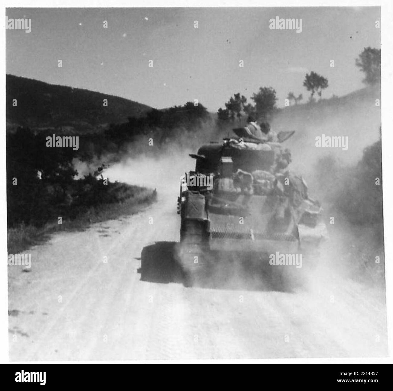 EIGHTH ARMY : VARIOUS - Sherman tanks of the 9 Armoured Brigade rear ...