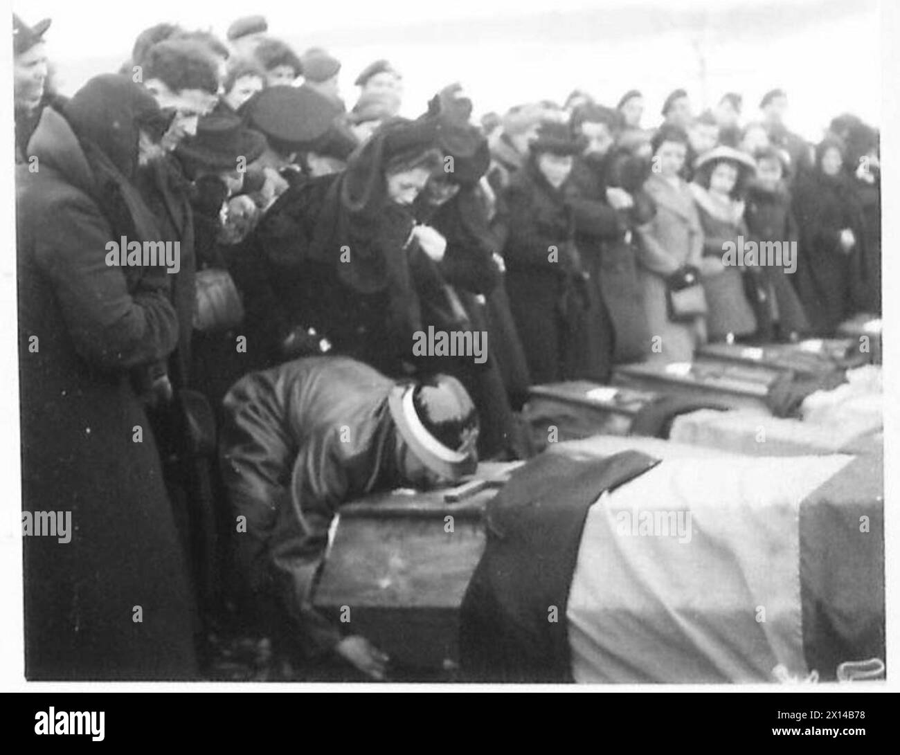 FUNERAL OF THE 'BANDE' VICTIMS - Pictures of the mourners, overcome ...