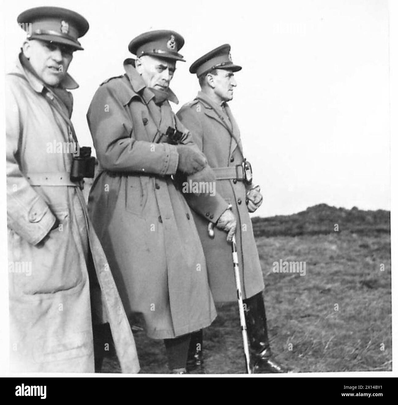 COMMANDER-IN-CHIEF, HOME FORCES SEES CANADIAN GUNNERS IN ACTION - Left ...