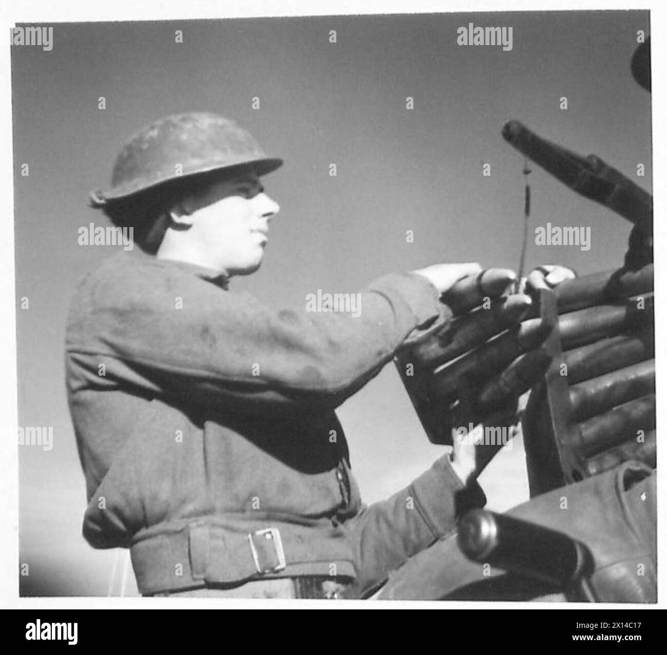 FIFTH ARMY : ANZIO BRIDGEHEAD A BOFORS GUN CREW - No.5, who feeds ...