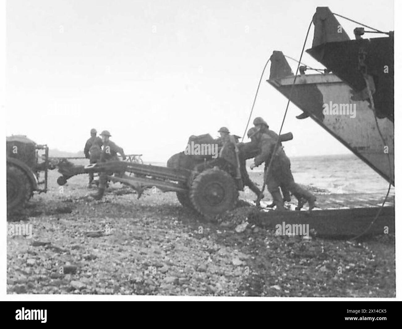 Twenty-five pounder Field Guns of the 77th Field Regiment, Royal ...