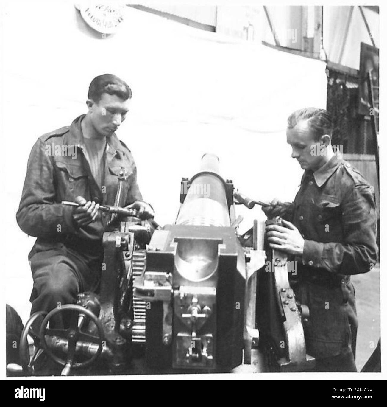 THE CRATING OF A 25-POUNDER - Preparing the release of the gun barrel ...