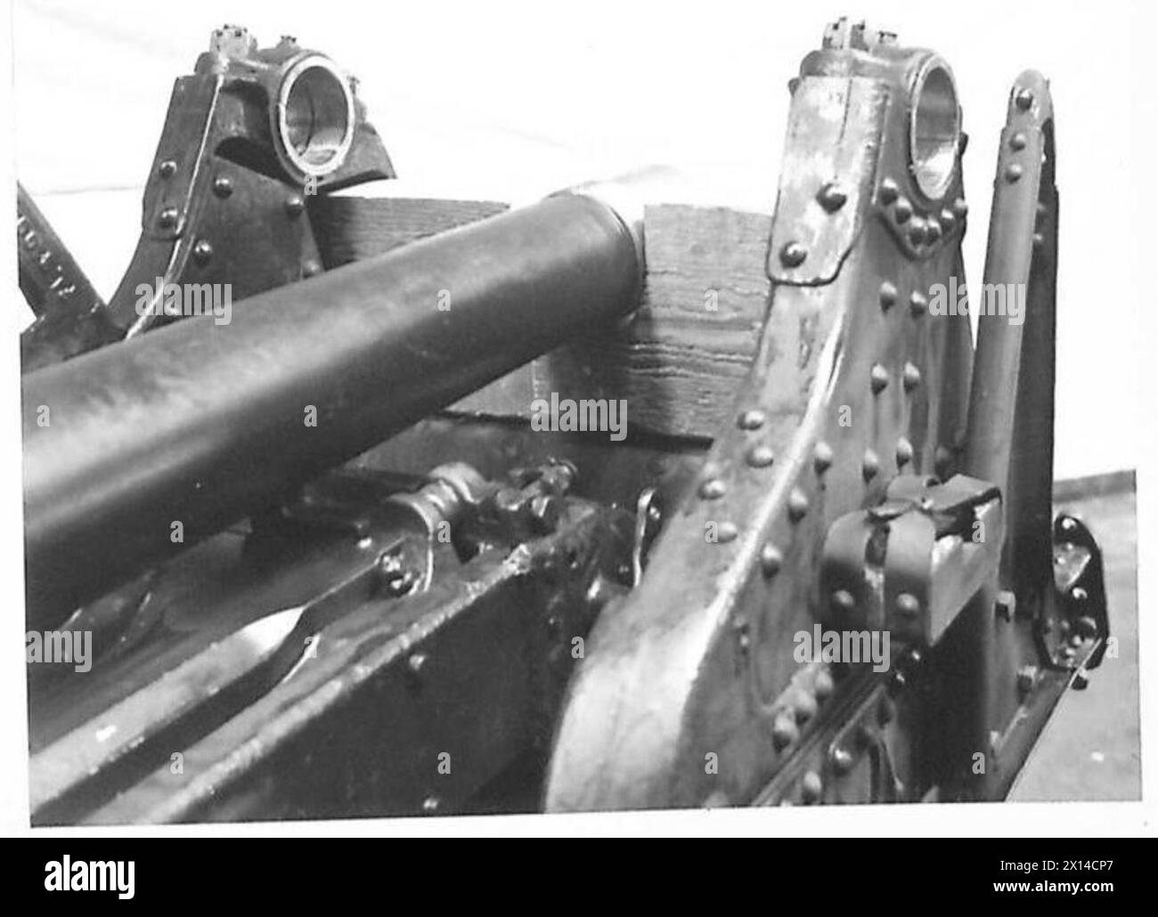 THE CRATING OF A 25-POUNDER - Showing the cradle for the tip of the ...