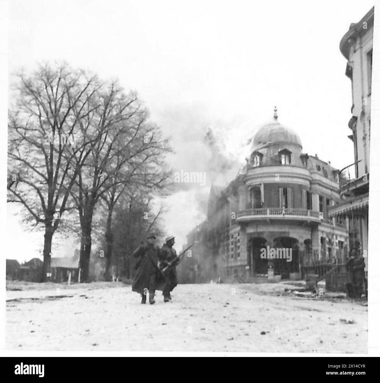 STREET FIGHTING IN ARNHEM - Troops and vehicles going through the ...