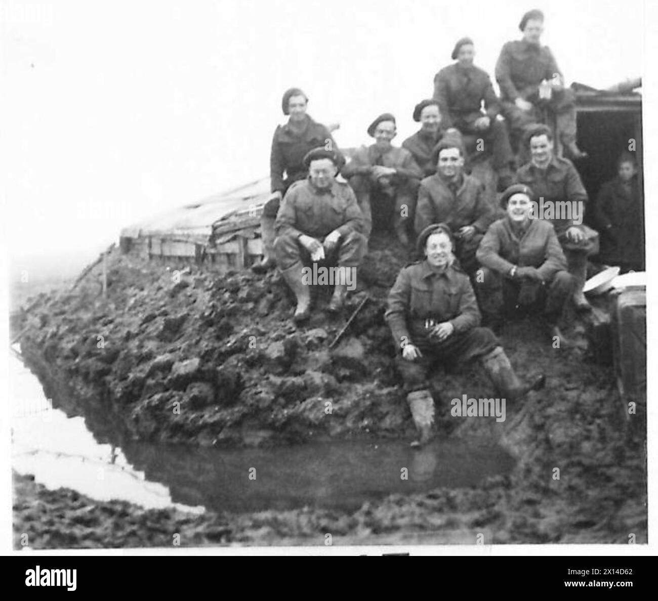 LONDON BLITZ GUNS IN HOLLAND - Members of 206 H.A.A. Bty around their ...