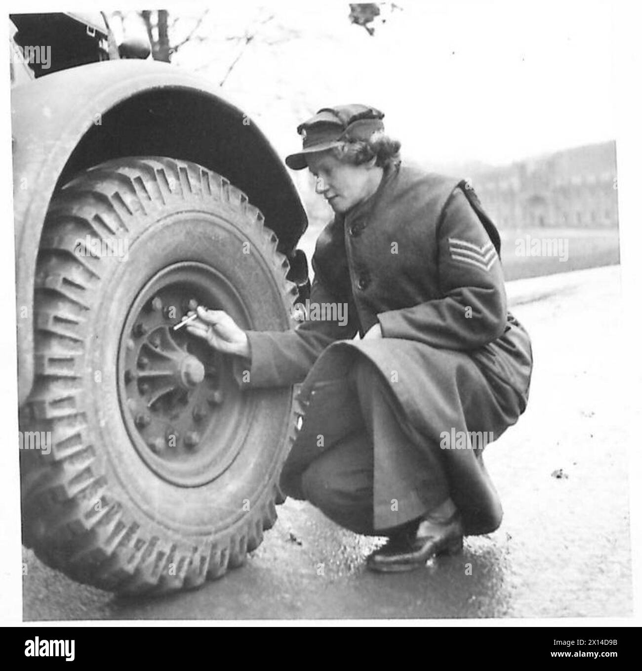 ATS CONVOY DRIVERS AND STORESWOMEN AT WORKS - An ATS convoy Sergeant ...