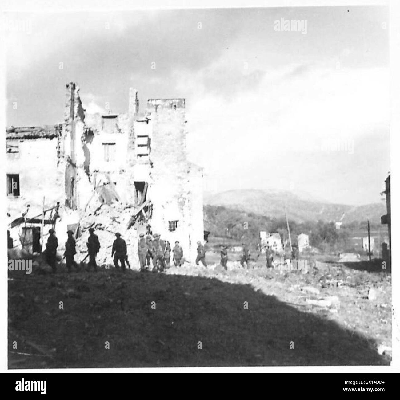 ITALY : FIFTH ARMYGARIGLIANO FRONT - Men of the 2/5 Queens, "C" Coy ...