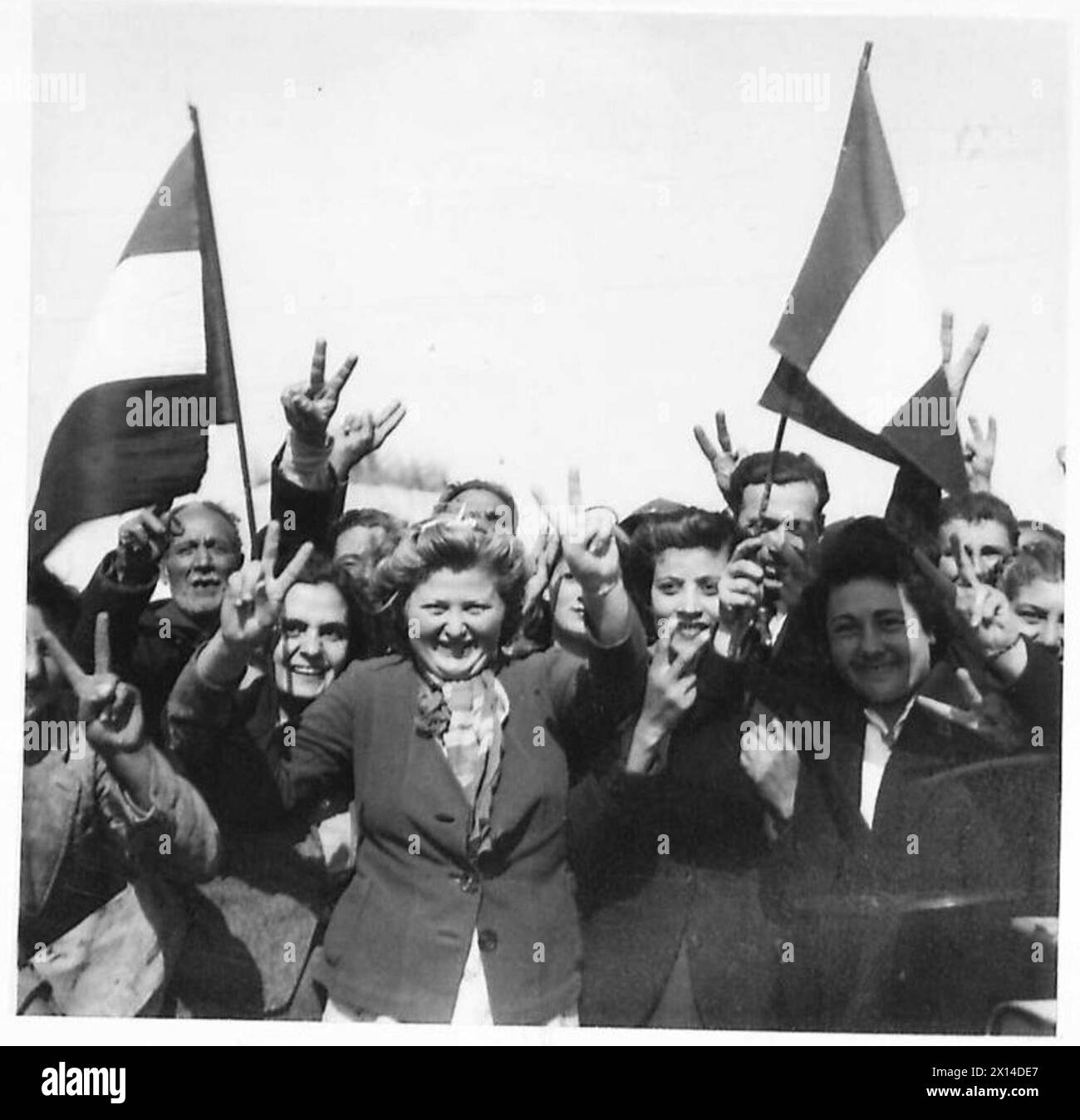 SFAX : EIGHTH ARMY TROOPS RECEIVE TREMENDOUS WELCOME - "V" for Victory ...