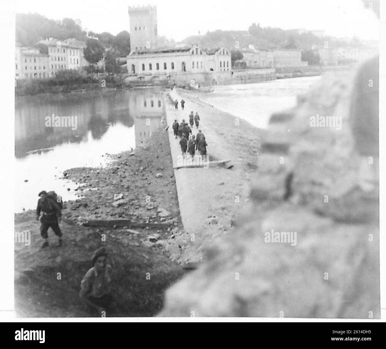EIGHTH ARMY : BRIDGEHEAD ACROSS THE ARNO - A part of men from the Buffs ...