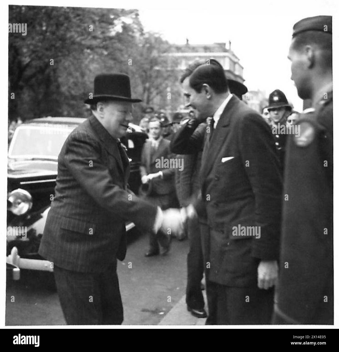 PRIME MINISTER AT AMERICAN EMBASSY - The U.S. Ambassador greets the ...