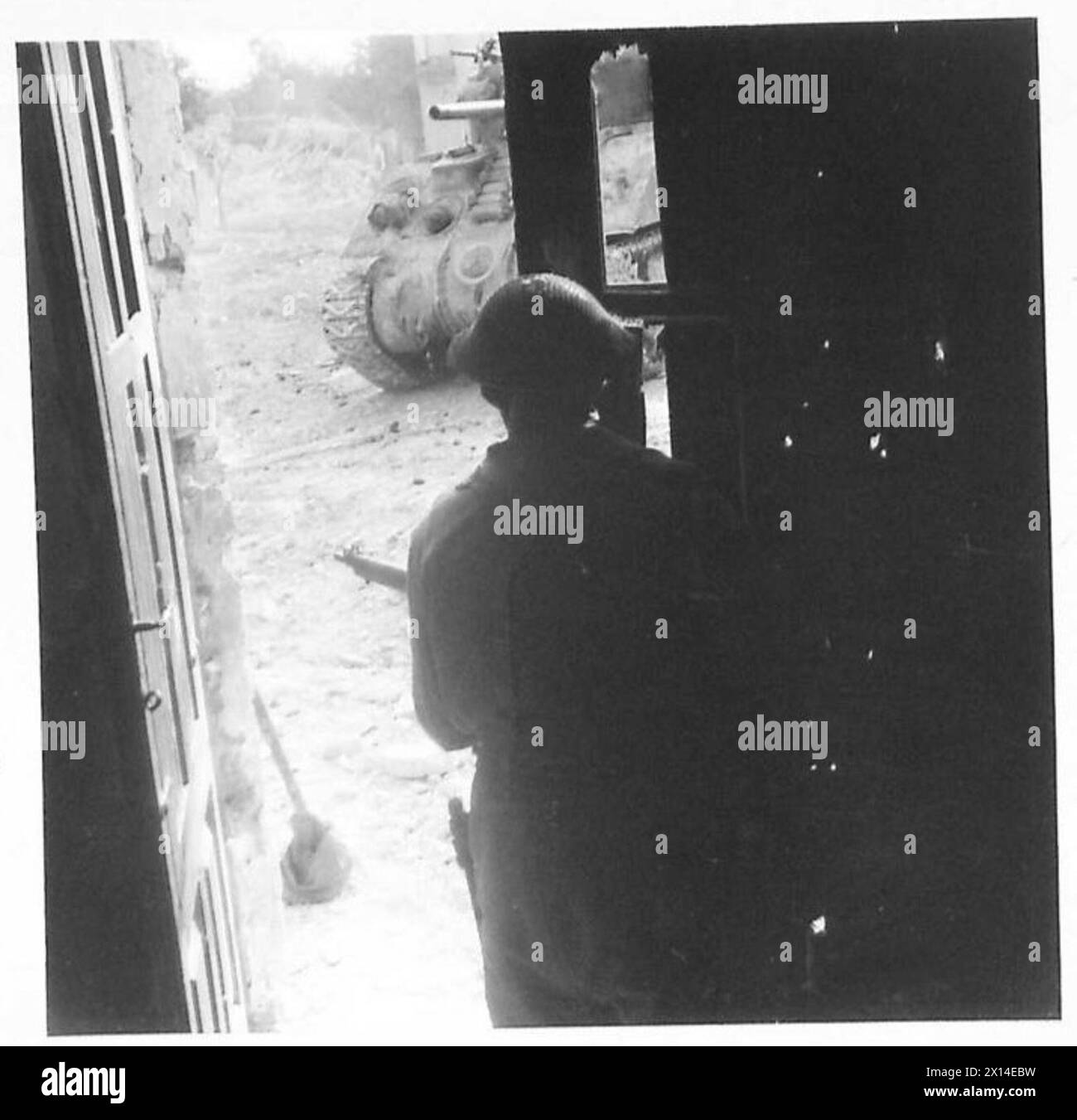 Soldiers entering Cut Out Stock Images & Pictures - Alamy