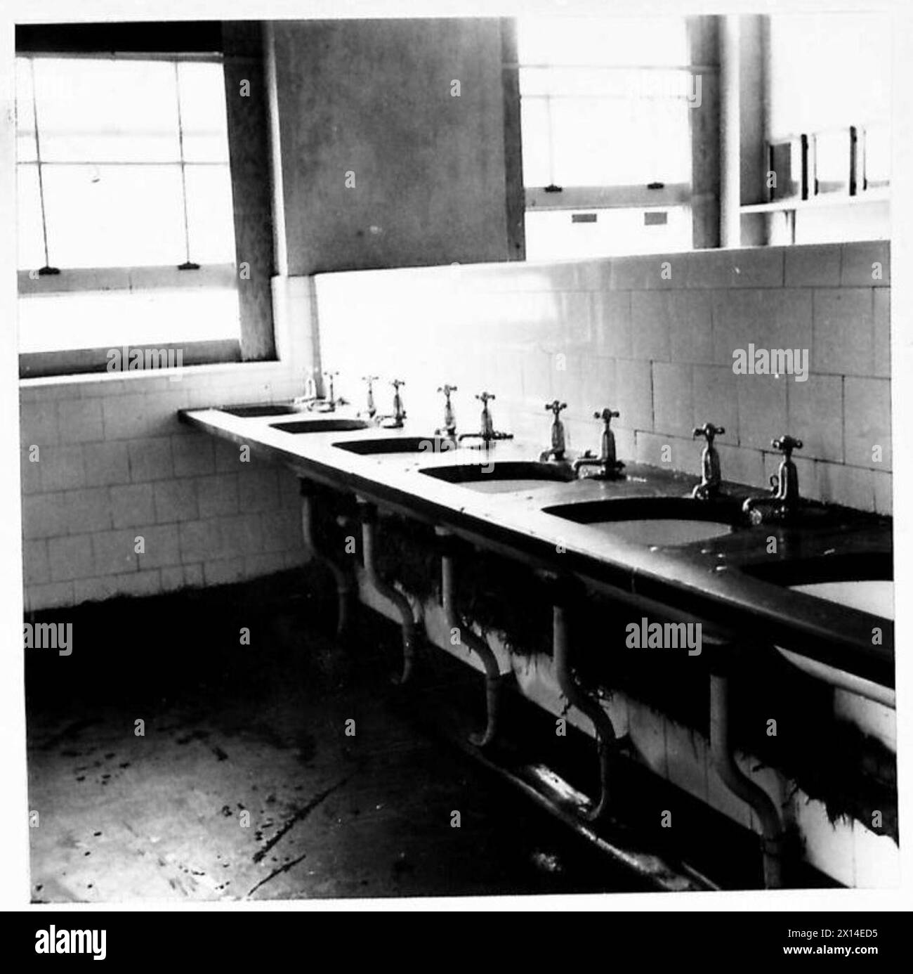 ARMY SCHOOL OF HYGIENE - Barrack ablution room British Army Stock Photo ...