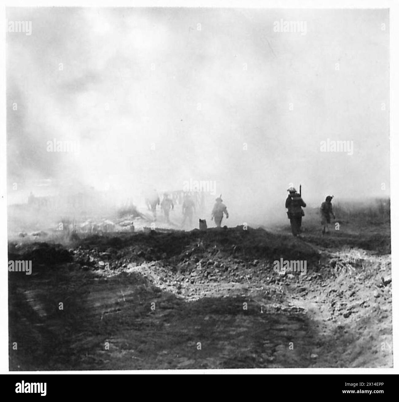 ITALY : THE ASSAULT ON THE GUSTAV LINE - Men, vehicles and armour pass ...