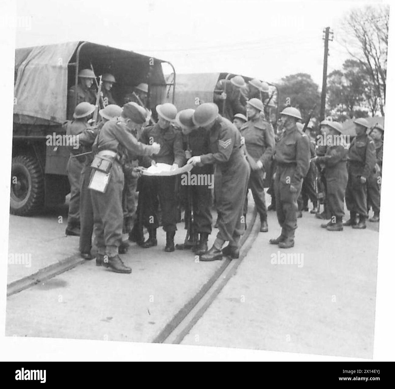 A NORTHERNCOMMAND EXERCISE - Home Guard receiving last minute ...