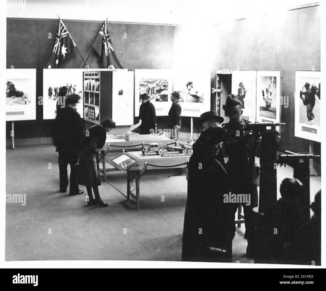 THE ARMY EXHIBITION AT SOUTHAMPTON - Army instructors demonstrae the ...