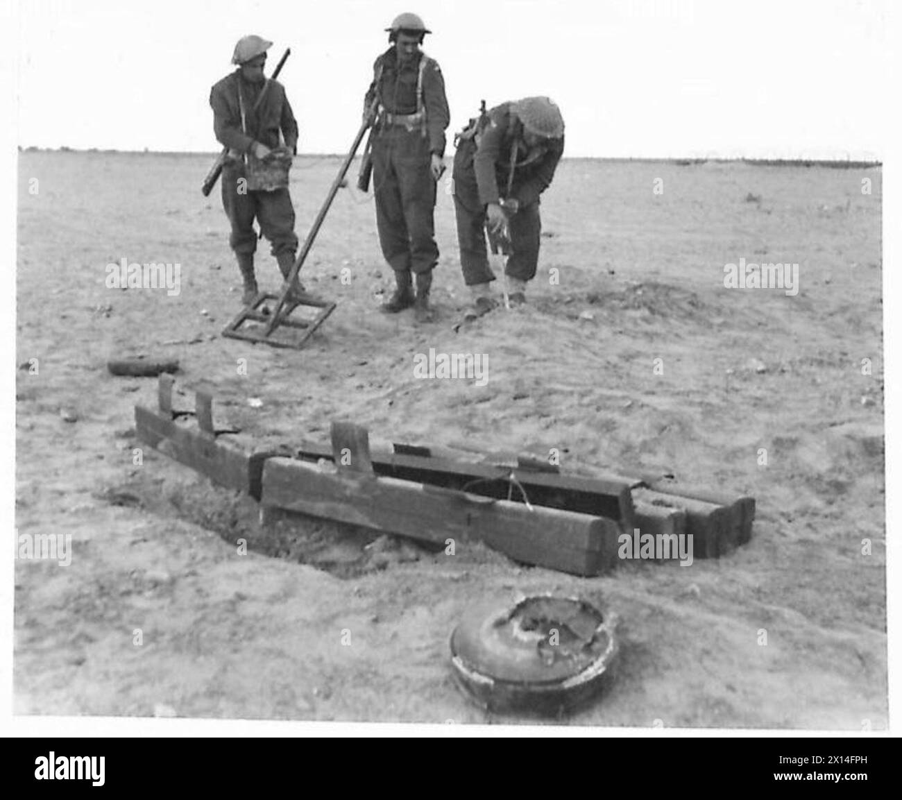 PICTURES FROM THE WESTERN DESERT - South African sappers using a ...